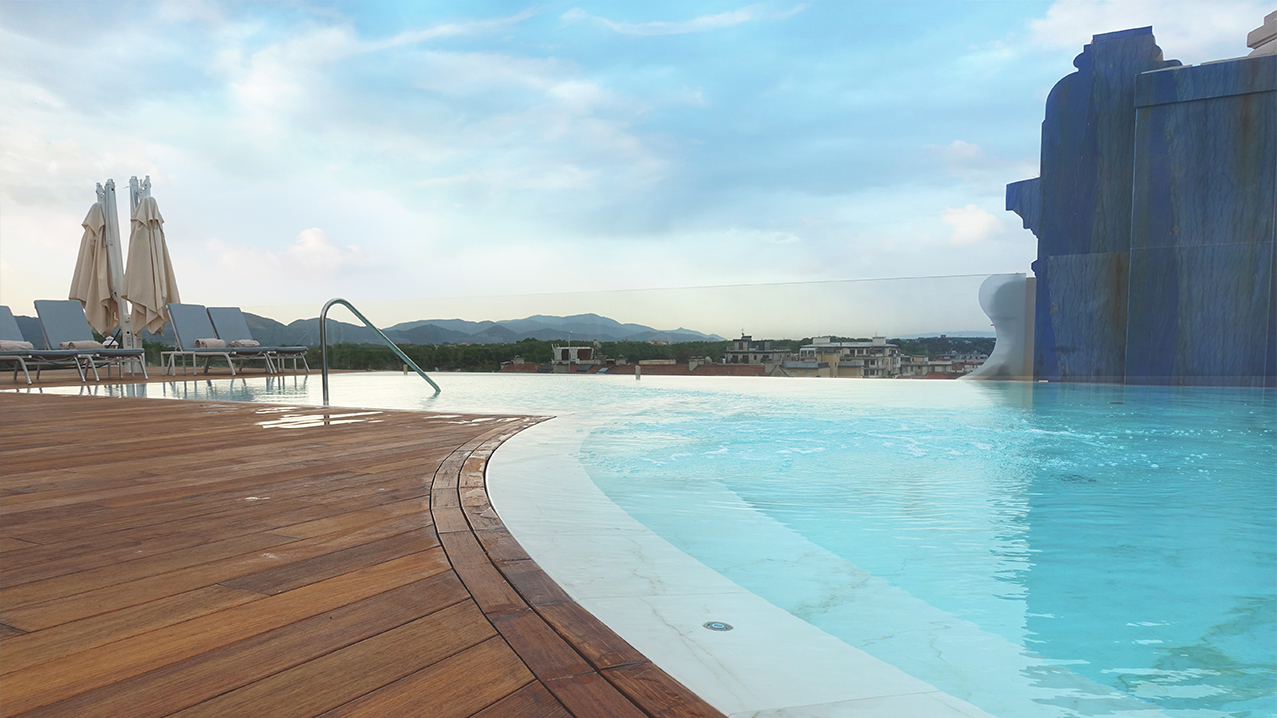 The swimming pool: functionality and glamour all in one | Laminam USA News